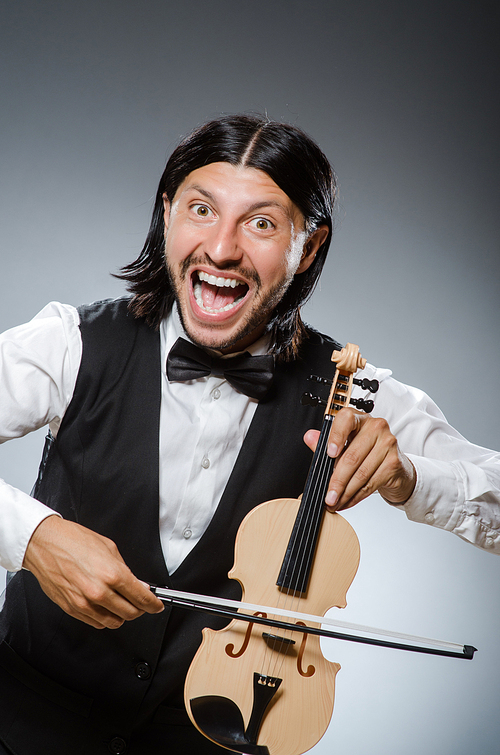 유토이미지 | Funny fiddle violin player in musical concept