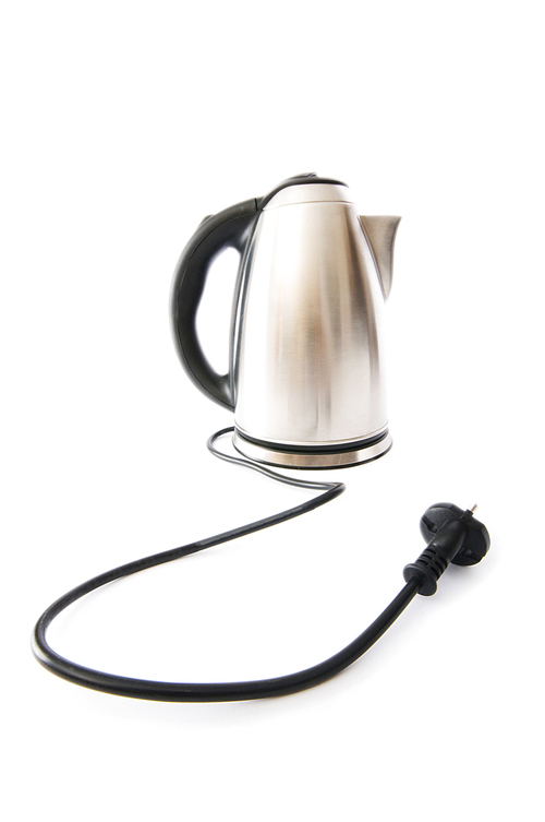 유토이미지 | Shiny kettle isolated on the white background