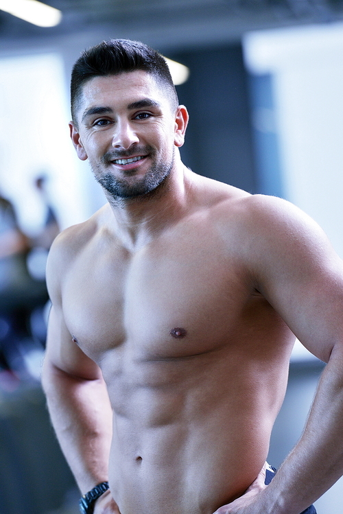 Strong handsome man exercising at the gym | 유토이미지 | 상세페이지 | 베이직샵 | 사진 ...