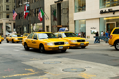 Famous New York yellow taxi cabs in motion | 유토이미지 | 상세페이지 | 베이직샵 | 사진 ...