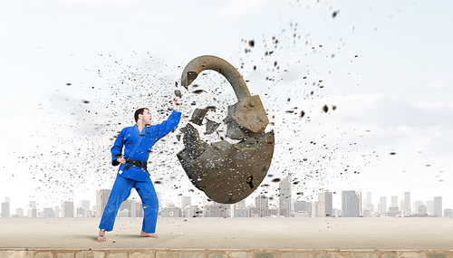 유토이미지 | 상세페이지 | 베이직샵 | 20501115 | Young determined karate man breaking ...