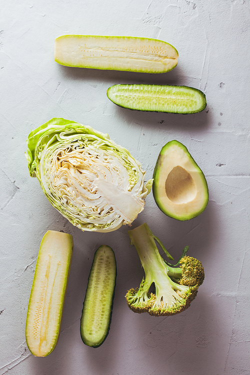 유토이미지 | Composition of fresh green cut in half vegetables on a white ...