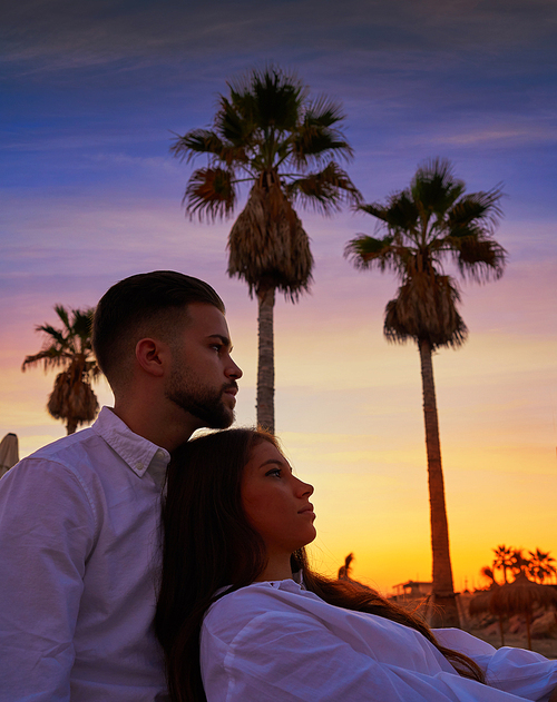 유토이미지 | Couple young hug in beach vacation sunrise in Spain