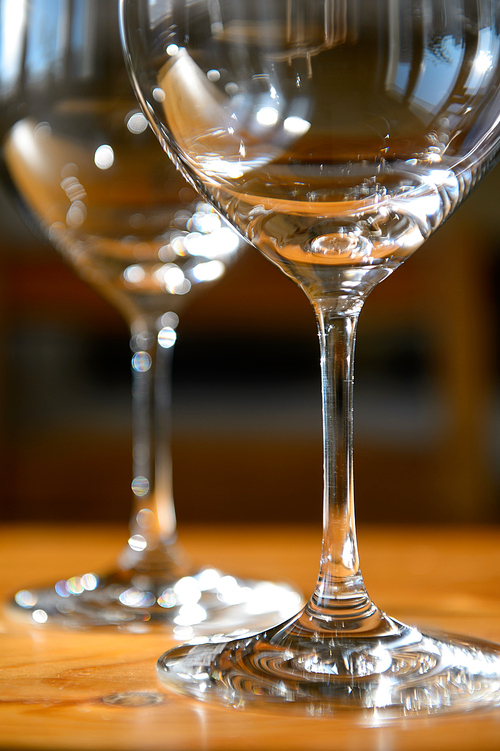 유토이미지 | Close up picture of empty wine glasses at home