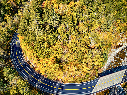 유토이미지 | Scenic Mohawk Trail winding highway at autumn, Massachusetts ...