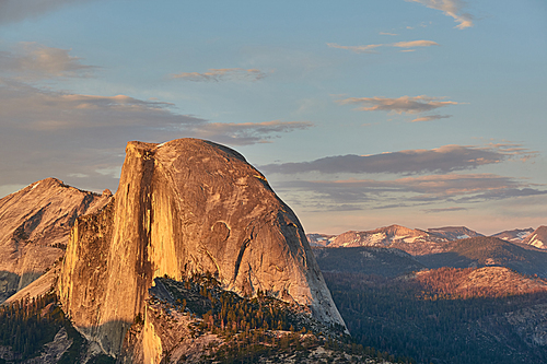 유토이미지 | Half Dome rock formation close-up in Yosemite National Park ...