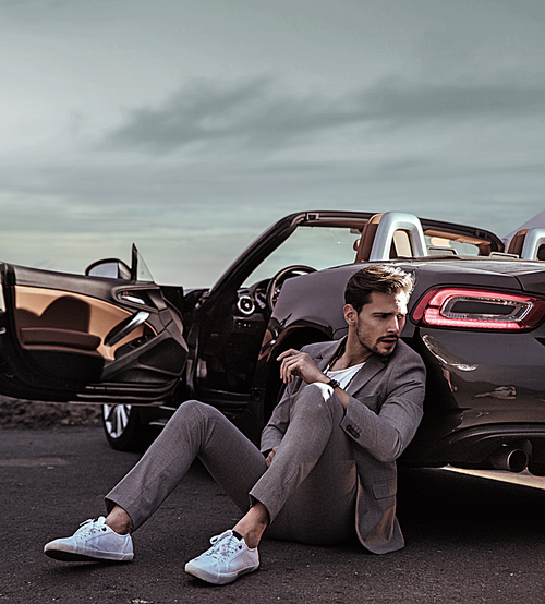 Elegant guy leaning on the luxurious car | 유토이미지 | 상세페이지 | 베이직샵 | 사진 ...