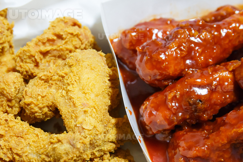 치킨 (양념 반 후라이드 반) | 유토이미지 | 상세페이지 | 베이직샵 | 사진 | 20702957