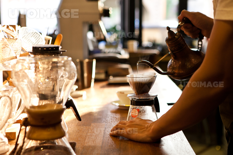 바리스타가 드리퍼에 담긴 커피가루 위로 뜨거운 물을 부어 커피를 추출하는 장면 유토이미지 상세페이지 베이직샵 사진 20126167