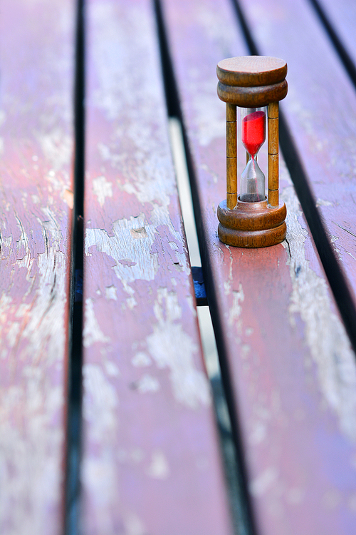 유토이미지 그리 길지않은 제한된 시간 한정된 인생이라는 시간속에서 우린 어떻게 살것인가 늘 고민하고 생각하게 만드는 모래시계의 모래가 쉼없이 흐르는 오브젝트의