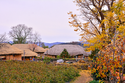 유토이미지 우리의 옛 생활상과 마을주택의 구조들을 잘 보존하고 있는 우리나라 대표적인 민속마을중에 제일 규모가 큰 낙안읍성의 정겹고 웬지 푸근하고 정감이 가는 마을과