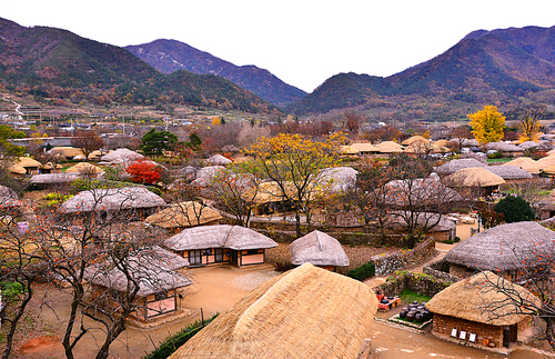 우리의 옛 생활상과 마을주택의 구조들을 잘 보존하고 있는 우리나라 대표적인 민속마을중에 제일 규모가 큰 낙안읍성의 정겹고 웬지 푸근하고 정감이 가는 마을과 초가집의 늦가을