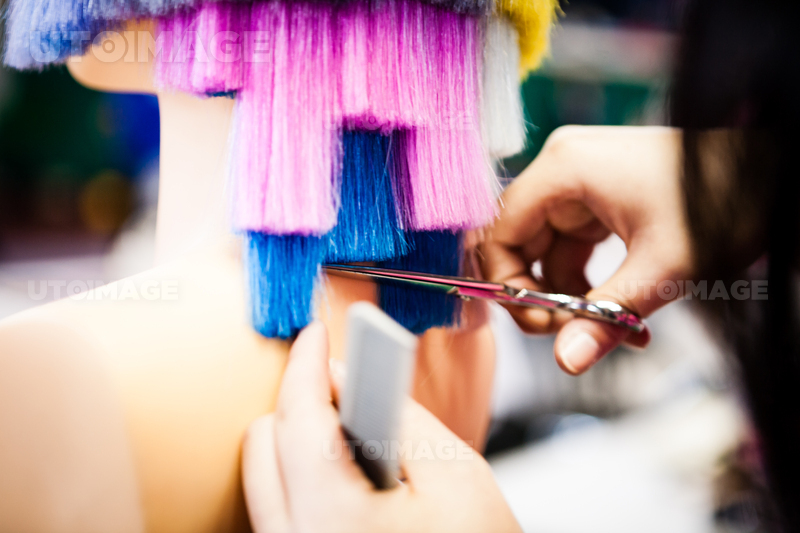 미용실에서 머리를 자르는 모습중 가위와 머리빗이 부각되는 근접촬영뷰티산업 미용실 염색 및 머리 커트 클로즈업 미용실 염색 및 머리 커트 유토이미지 상세페이지