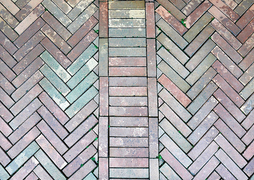 유토이미지 | 도로의 보도 블록과 지그재그 패턴들