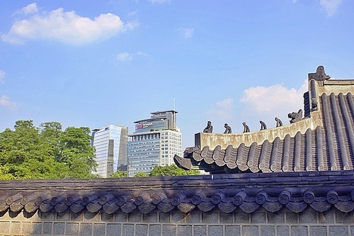 도심 주변의 고궁 풍경 | 유토이미지 | 상세페이지 | 베이직샵 | 사진 | 21487087