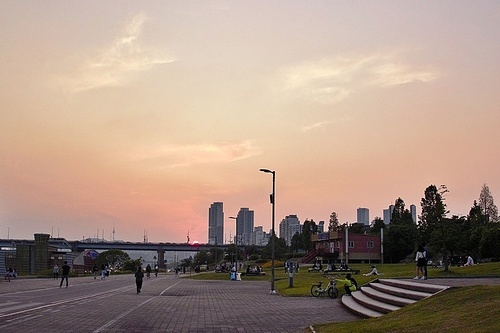 해질녘 한강공원 풍경 | 유토이미지 | 상세페이지 | 베이직샵 | 사진 | 21487088