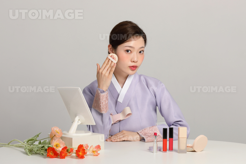 봄뷰티_한복입고 화장하는 여성 사진 | 유토이미지 | 상세페이지 | 베이직샵 | 사진 | 22008000