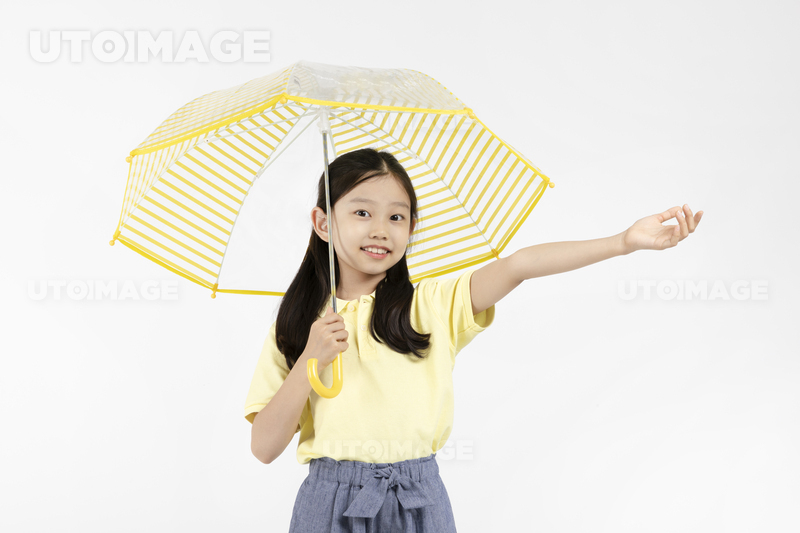 유토이미지 | 어린이_우산쓰고 손 뻗고 있는 사진 이미지