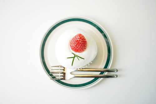 카페에서 딸기머핀 | 유토이미지 | 상세페이지 | 베이직샵 | 사진 | 20544196