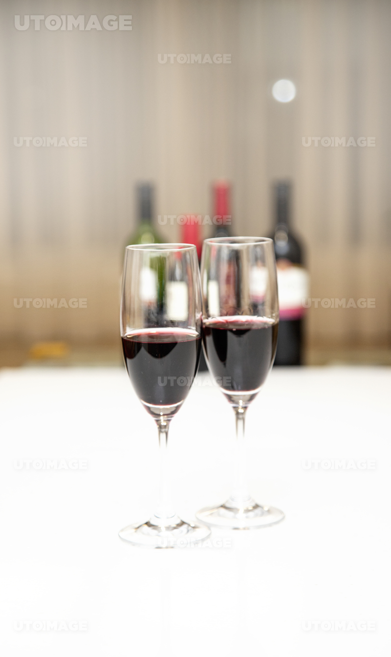 술잔과 와인 | 유토이미지 | 상세페이지 | 베이직샵 | 사진 | 20700752