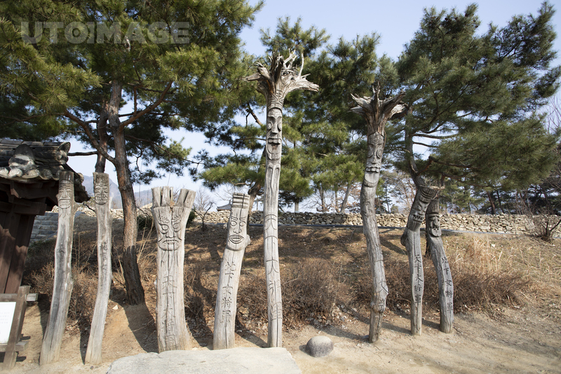 유토이미지 | 마을입구에 서 있는 장승