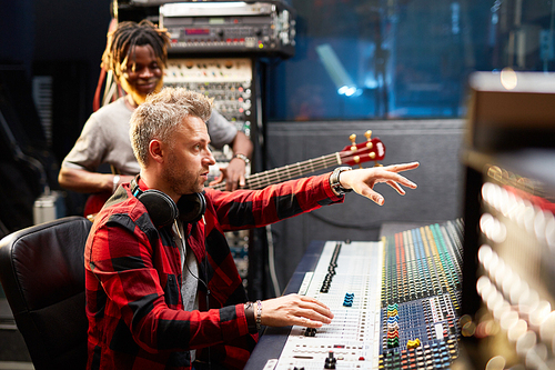 유토이미지 | Music operator pointing at display during adjusting spound