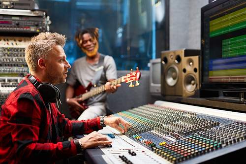 유토이미지 | Sound-operator adjusting volume, tune or sounds while recording ...