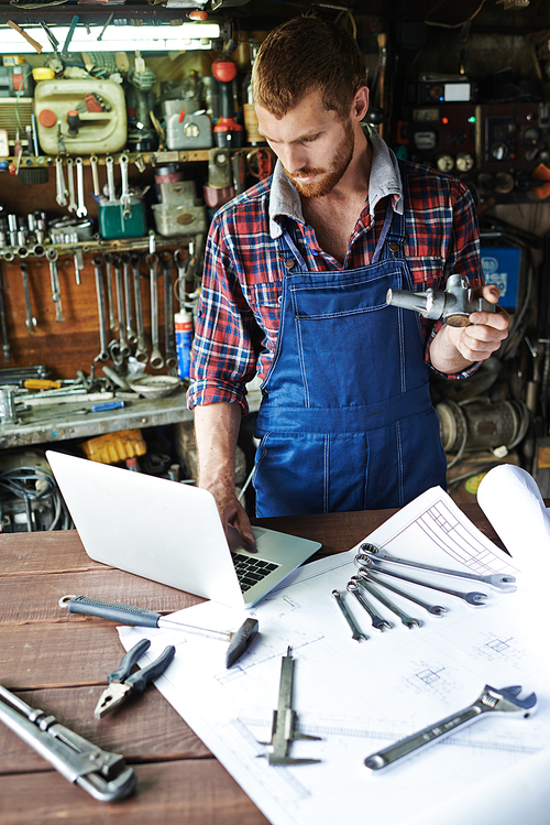 유토이미지 | Engineer checking mechanical part in repair shop
