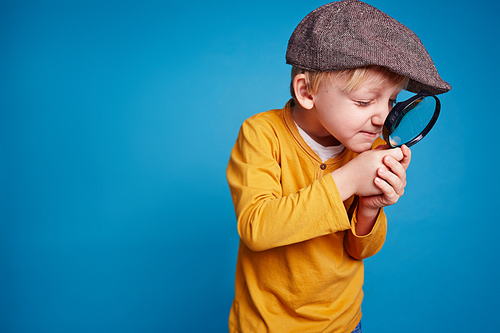 Inquisitive boy with magnifying glass | 유토이미지 | 상세페이지 | 베이직샵 | 사진 ...