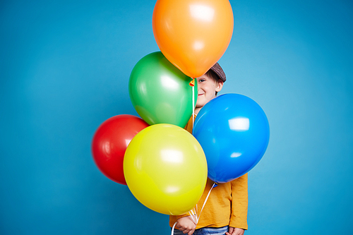 Portrait of a little boy holding balloons | 유토이미지 | 상세페이지 | 베이직샵 | 사진 ...