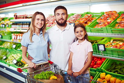 Modern family buying food in supermarket | 유토이미지 | 상세페이지 | 베이직샵 | 20774914