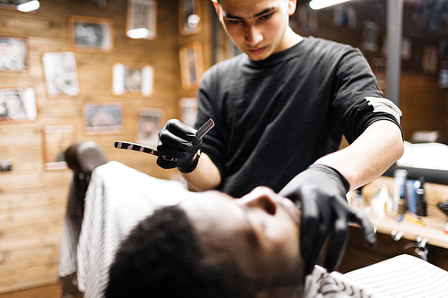 Self-employed barber shaving his client | 유토이미지 | 상세페이지 | 베이직샵 | 20828854