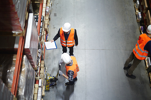 유토이미지 | Chief worker giving instructions to loader of goods