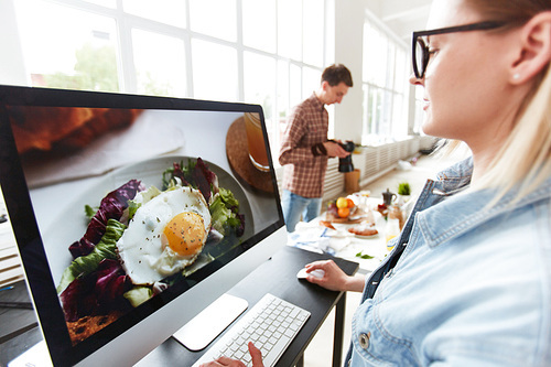 유토이미지 | Professional food designer sitting in front of computer monitor ...