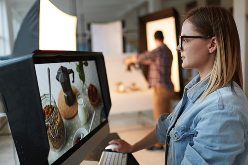 유토이미지 | Food designer concentrating on work in front of computer monitor