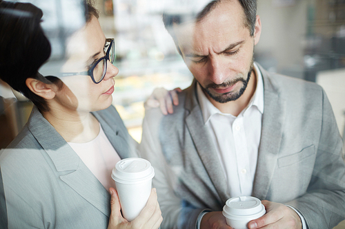 유토이미지 | Businesswoman reassuring her colleague during coffee-break