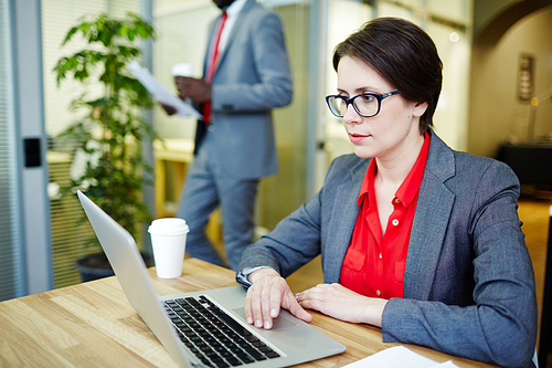유토이미지 | Waist-up portrait of confident middle-aged manager in ...