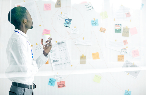 유토이미지 | Profile view of pensive African American manager standing at ...