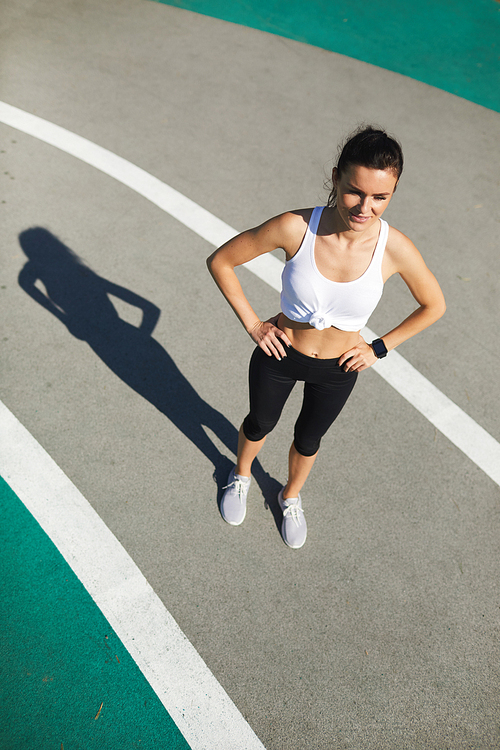 유토이미지 | Smiling attractive fit young lady with smartwatch standing at ...