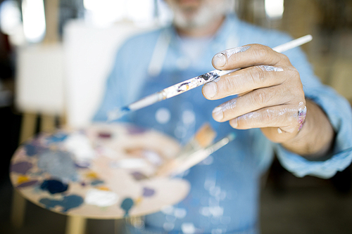 유토이미지 | Hand of mature painter with paintbrush during artwork in modern ...