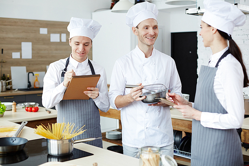 유토이미지 | Cheerful handsome chef with stubble wearing white uniform ...
