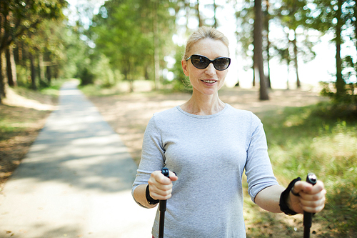 유토이미지 | Mature sportswoman in sunglasses and casual pullover trekking ...