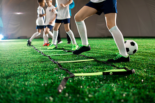 유토이미지 | Row of little football players keeping their legs over square ...