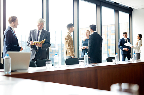 유토이미지 | Small groups of delegates in formalwear preparing for ...