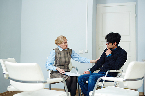 유토이미지 | Experienced psychologist expressing her empathy to patient