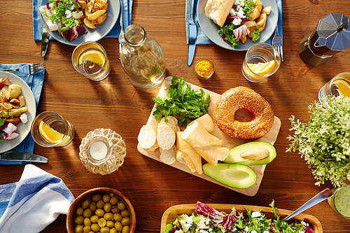 유토이미지 | Top view of homemade food served on wooden table for friends to ...