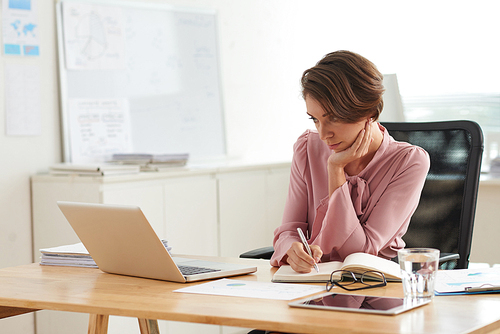 유토이미지 | Bored business woman reading something on laptop screen and ...