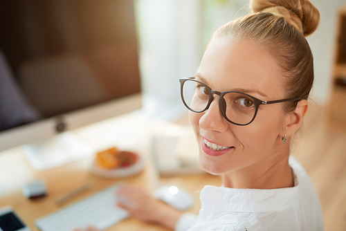 유토이미지 | Attractive young businesswoman with charming smile distracted ...