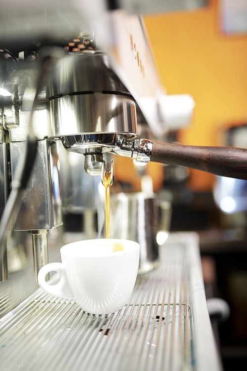 유토이미지 | Close-up of white cup standing under the stream black hot ...