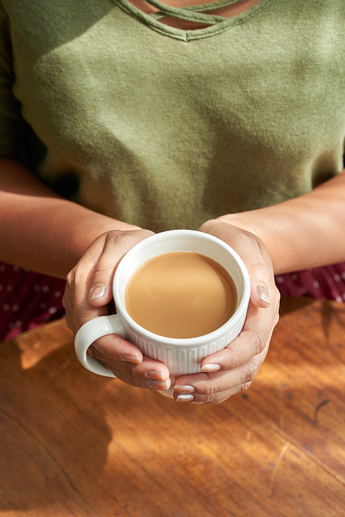 유토이미지 | Close-up shot of female hands holding cup of delicious ...